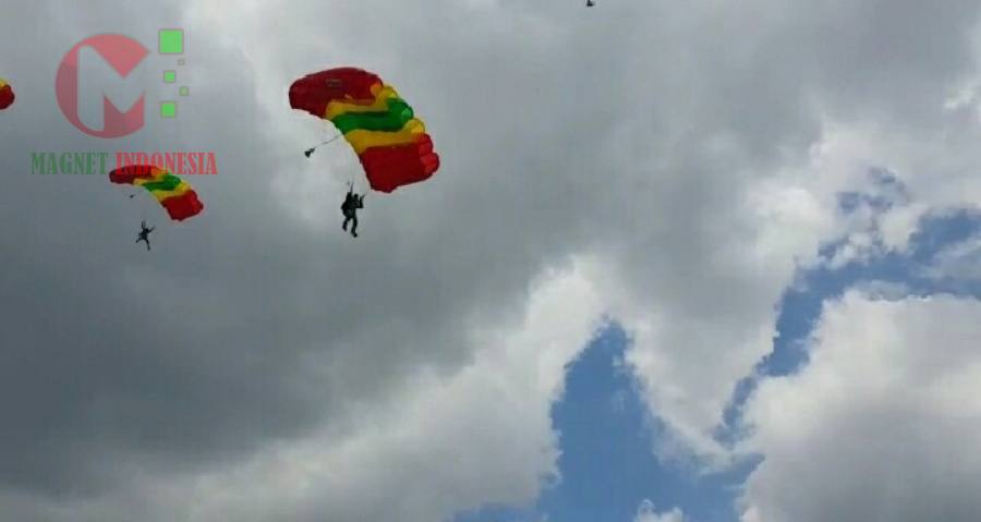 Brigif Para Raider 17 Kostrad Latihan Terjun Payung di Sukabumi ...